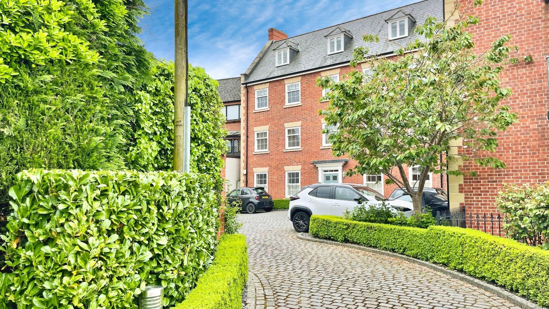 2 Bed, 1 Bath Property For Sale in Ely Street, CV37 6LW